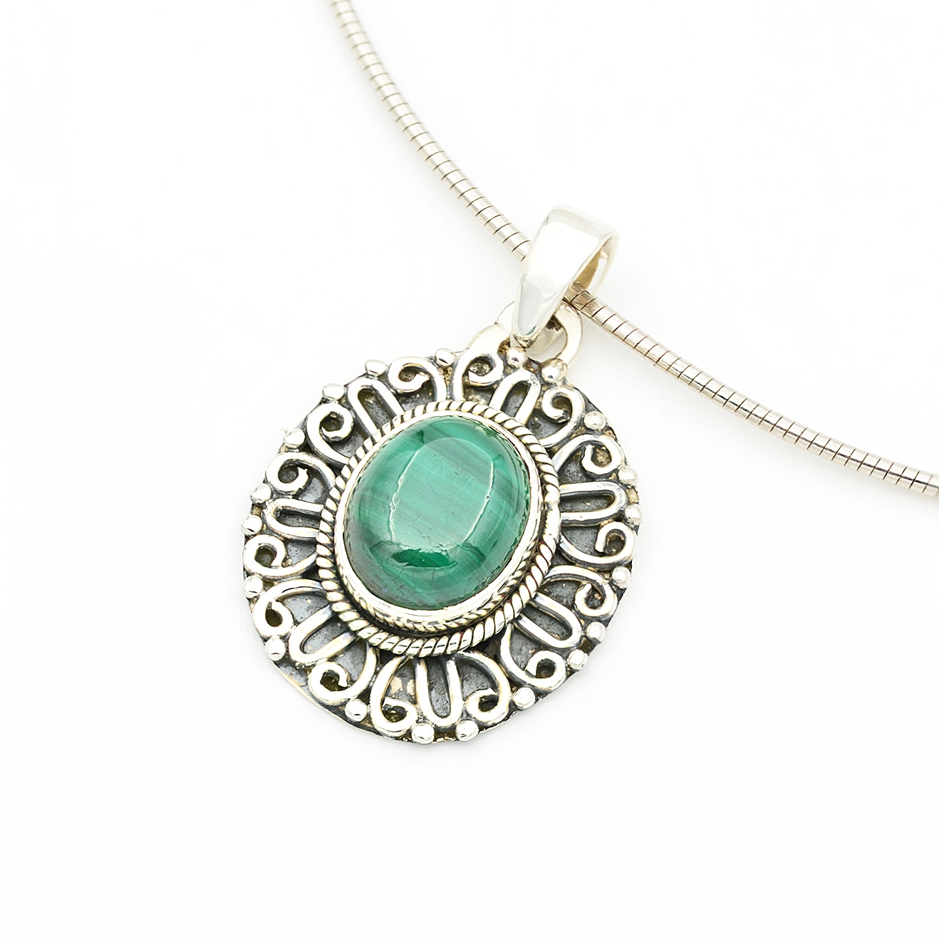 Malachitul in bijuterii din argint: istorie, beneficii si utilizari