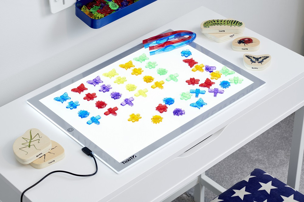 Set de 96 de insecte colorate pentru masa luminoasă