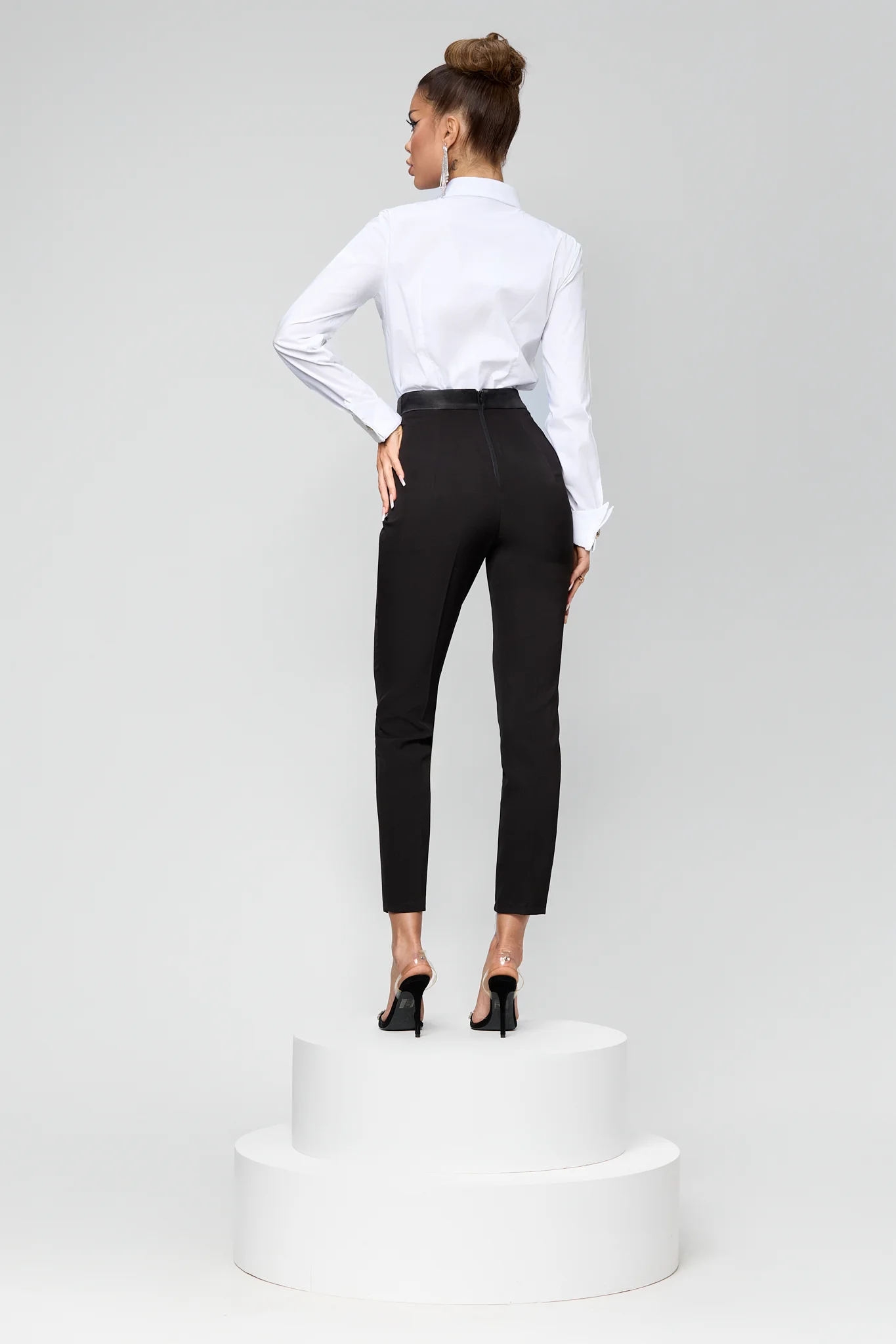 Pantaloni conici, negri, cu talia inalta, ondulata, accesorii in talie ...