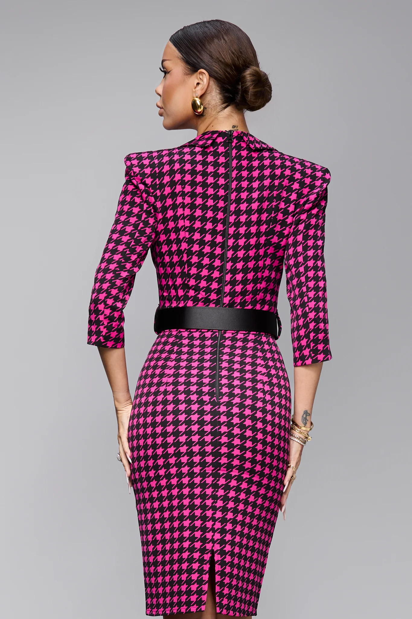 Rochie midi din bistrech, imprimeu roz cu negru, accesorizata cu o ...