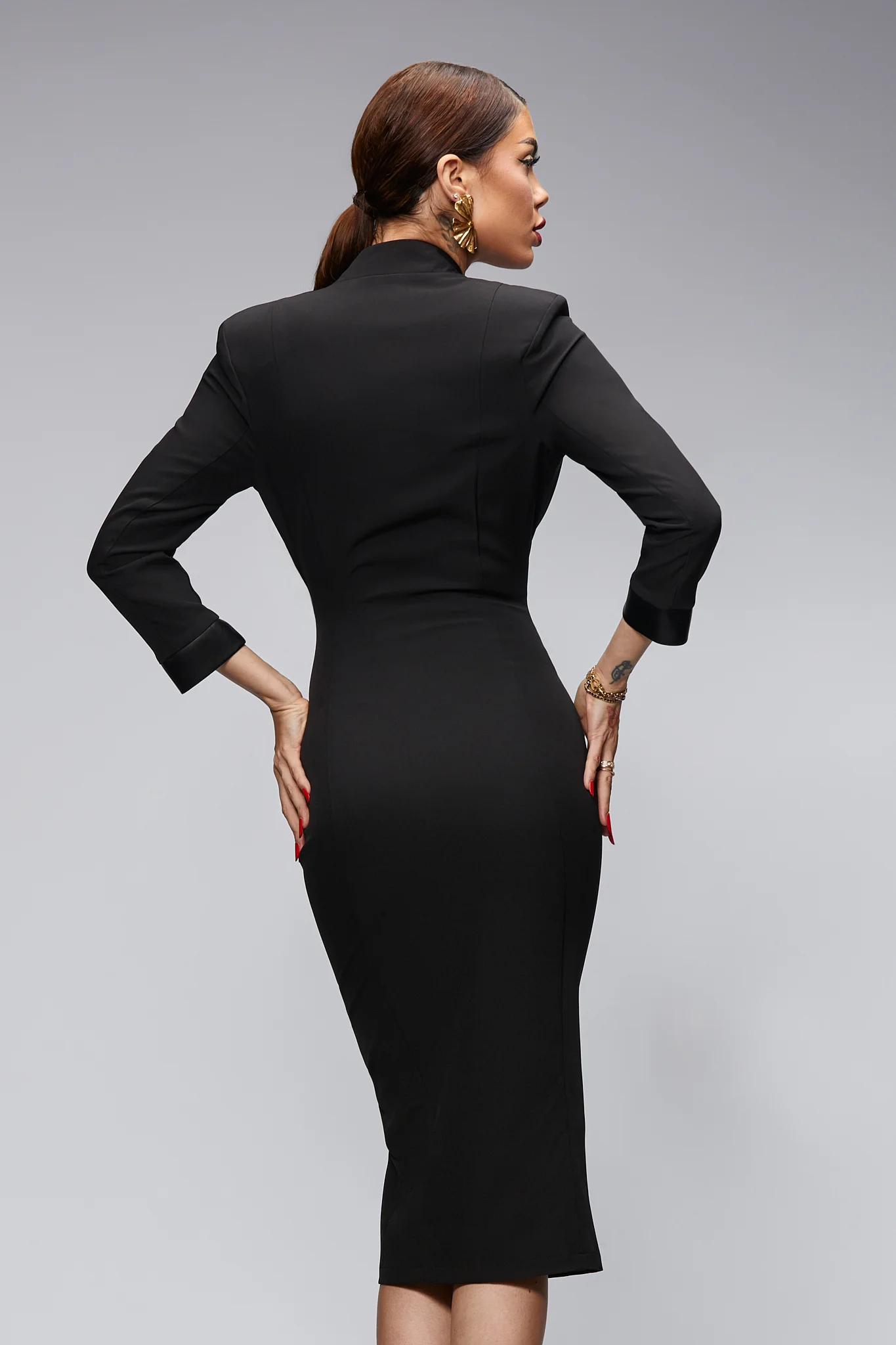 Rochie midi, neagra, accesorizata cu fermoar auriu pe mijloc BBY 20290