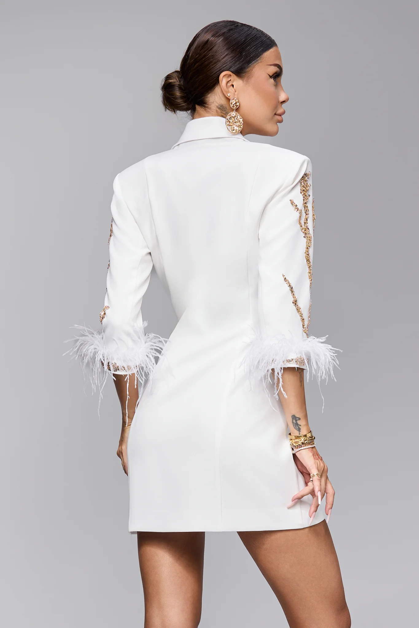 Rochie sacou alba, maneci 3/4 accesorizate cu pene si dantela pretioasa ...
