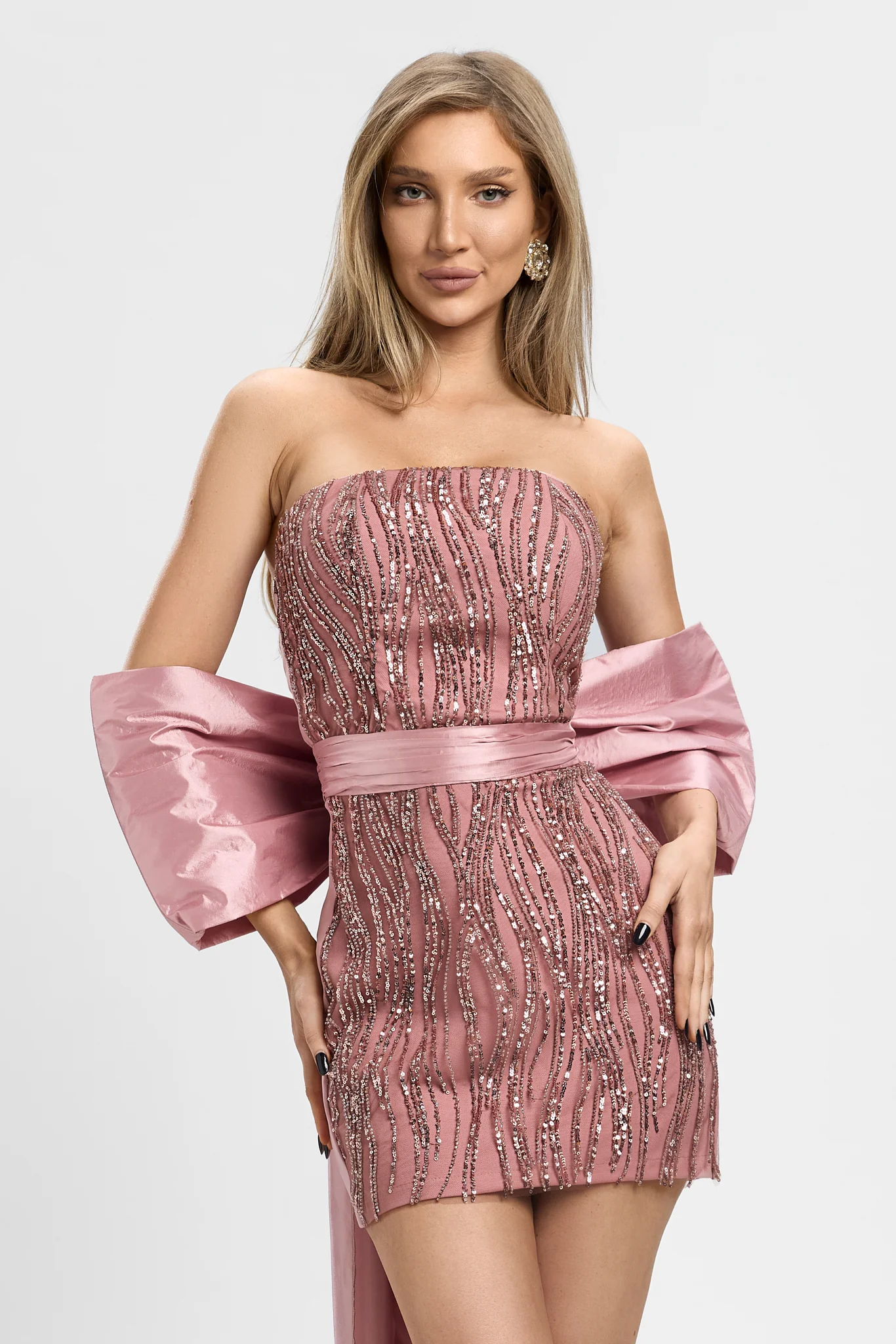 Rochie scurta, roz,accesorizata cu insertii de dantela, trena ...