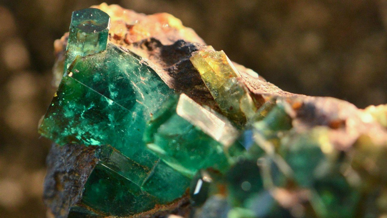 Legenda smaraldului: bijuterii cu smaralde pentru o aparitie demna de o ...