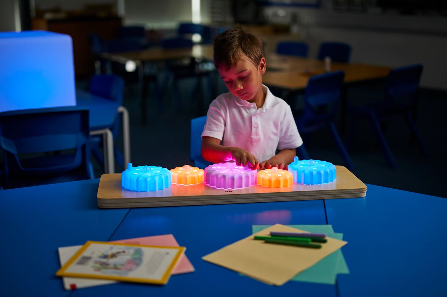 Stimulare vizuala Tabla cu rotite si lumini 857017 Omfal Educational