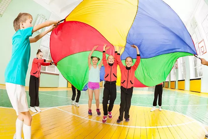 Top 10 jocuri și activități cu parașuta pentru copii