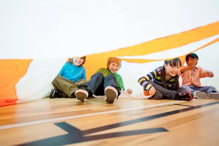 Top 10 jocuri și activități cu parașuta pentru copii