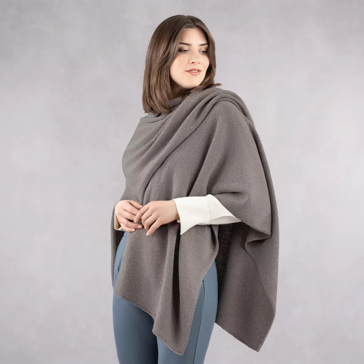 Poncho asimetric din lana merinos