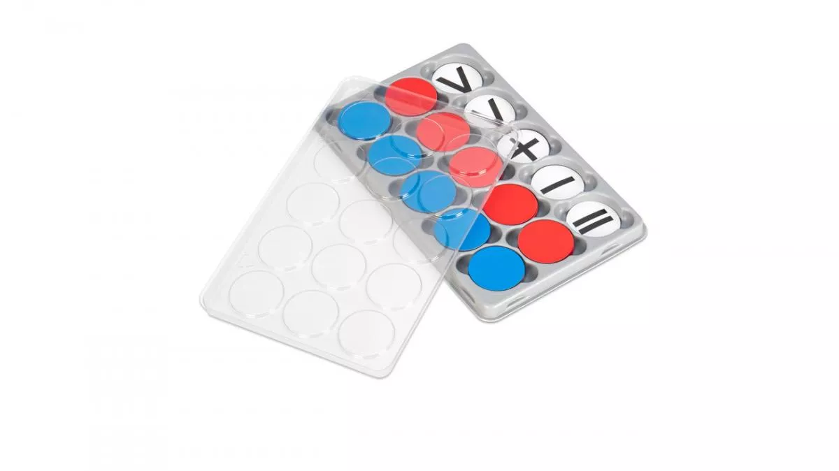 120 de jetoane magnetice colorate și cu simboluri matematice