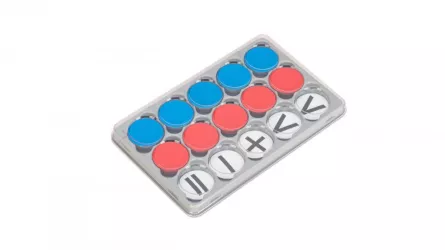 120 de jetoane magnetice colorate și cu simboluri matematice