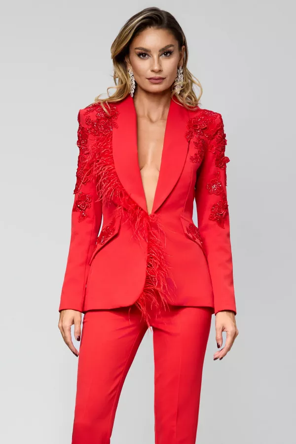 Compleu din doua piese rosu: sacou accesorizat cu pene si insertii de ...